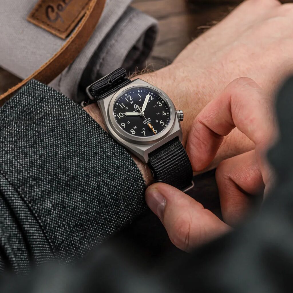 Boldr Venture Carbon Black Automatic Titanium - Corvus